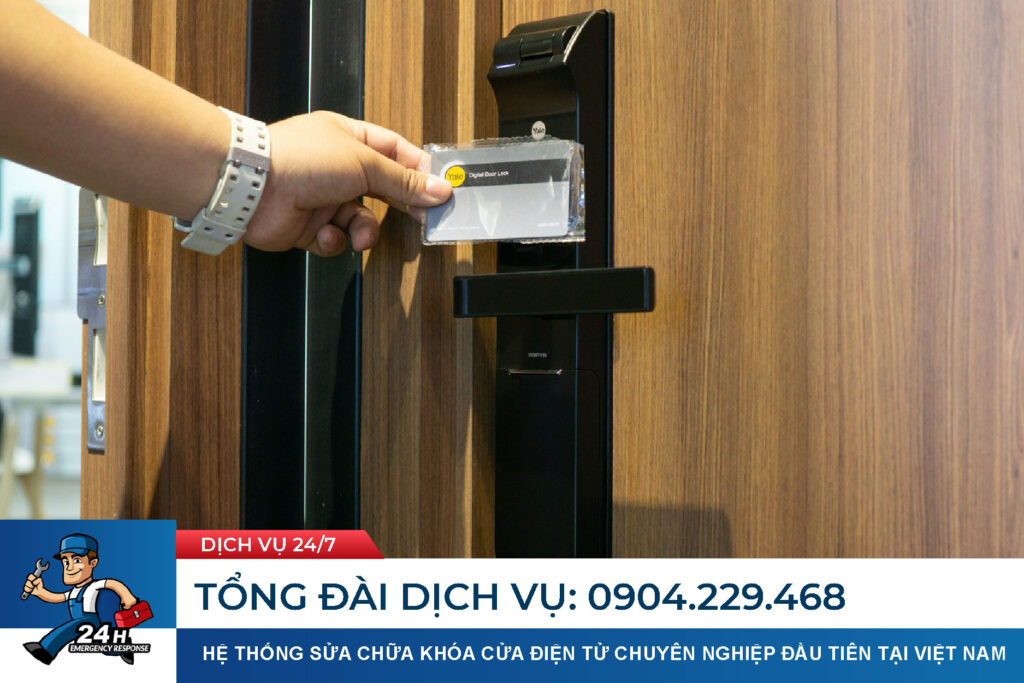 KHÓA THẺ TỪ DÀNH CHO CỬA GỖ: ƯU VÀ NHƯỢC ĐIỂM